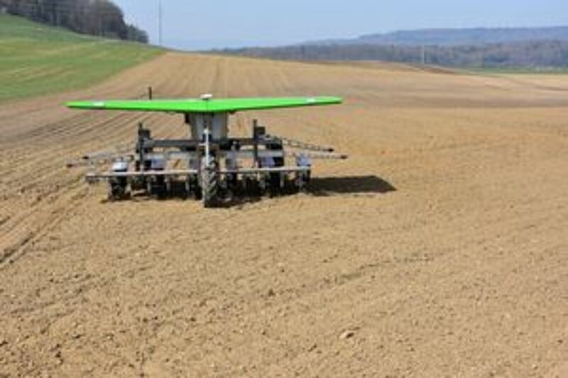 FiBL - Farmdroid: Roboter sät und hackt Biorüben völlig autonom